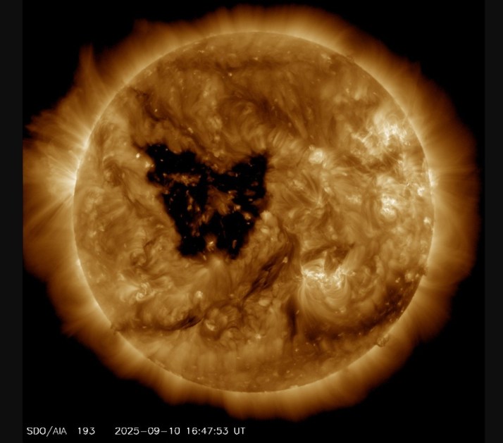 SPACEWEATHER: Potential for CIR on the Equinox; Growing Light of Comet ...